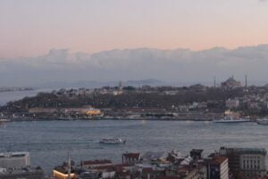 Istanbul walking tour attracts with colours and smells